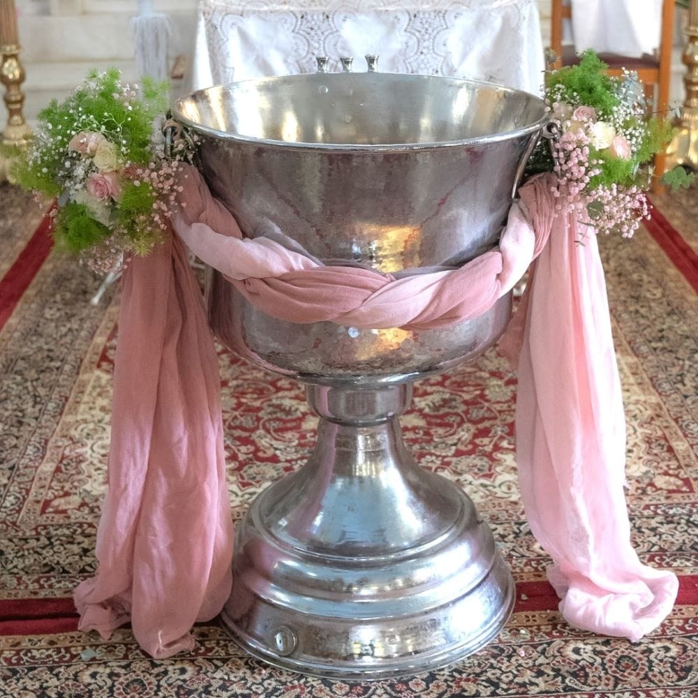 Στολισμός κολυμπήθρας για κορίτσι με υφάσματα και γυψοφίλη